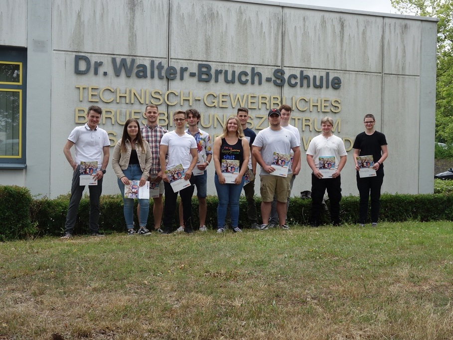 FOS Technik des TGBBZ der Dr.-Walter-Bruch-Schule in St. Wendel spenden Geld für Abschlussfeier ...