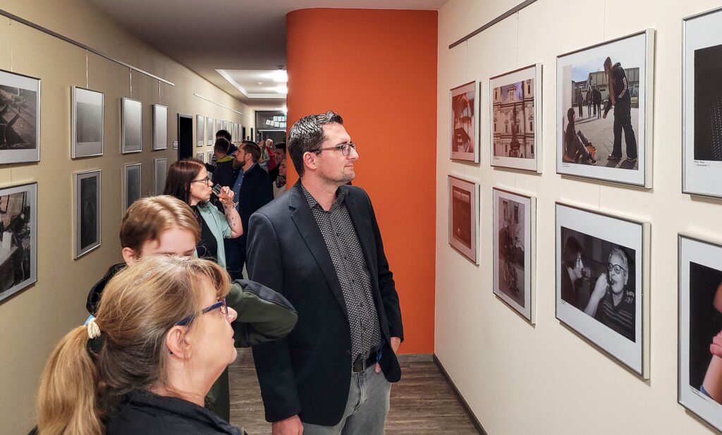 Schüler präsentieren ihre Fotografien in neuer Ausstellung an der ...